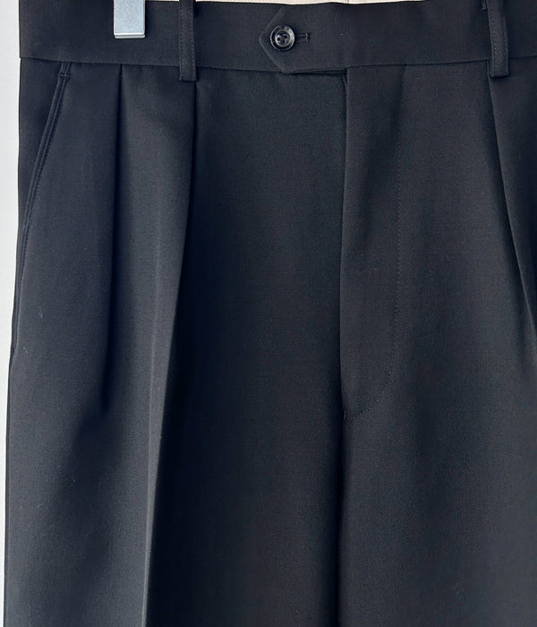 INTERIM/PURE BLACK WOOL 2-TUCK STRAIGHT SLACKS (BLACK)